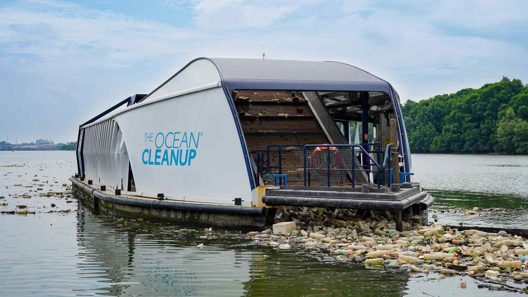 Trash-Eating Robots vs. the Plastic Ocean Crisis - LifeXposed.com